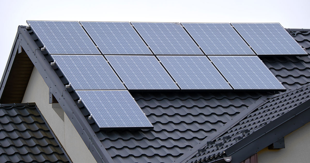 Montering av solcelle paneler - Takpartneren Knudsen As